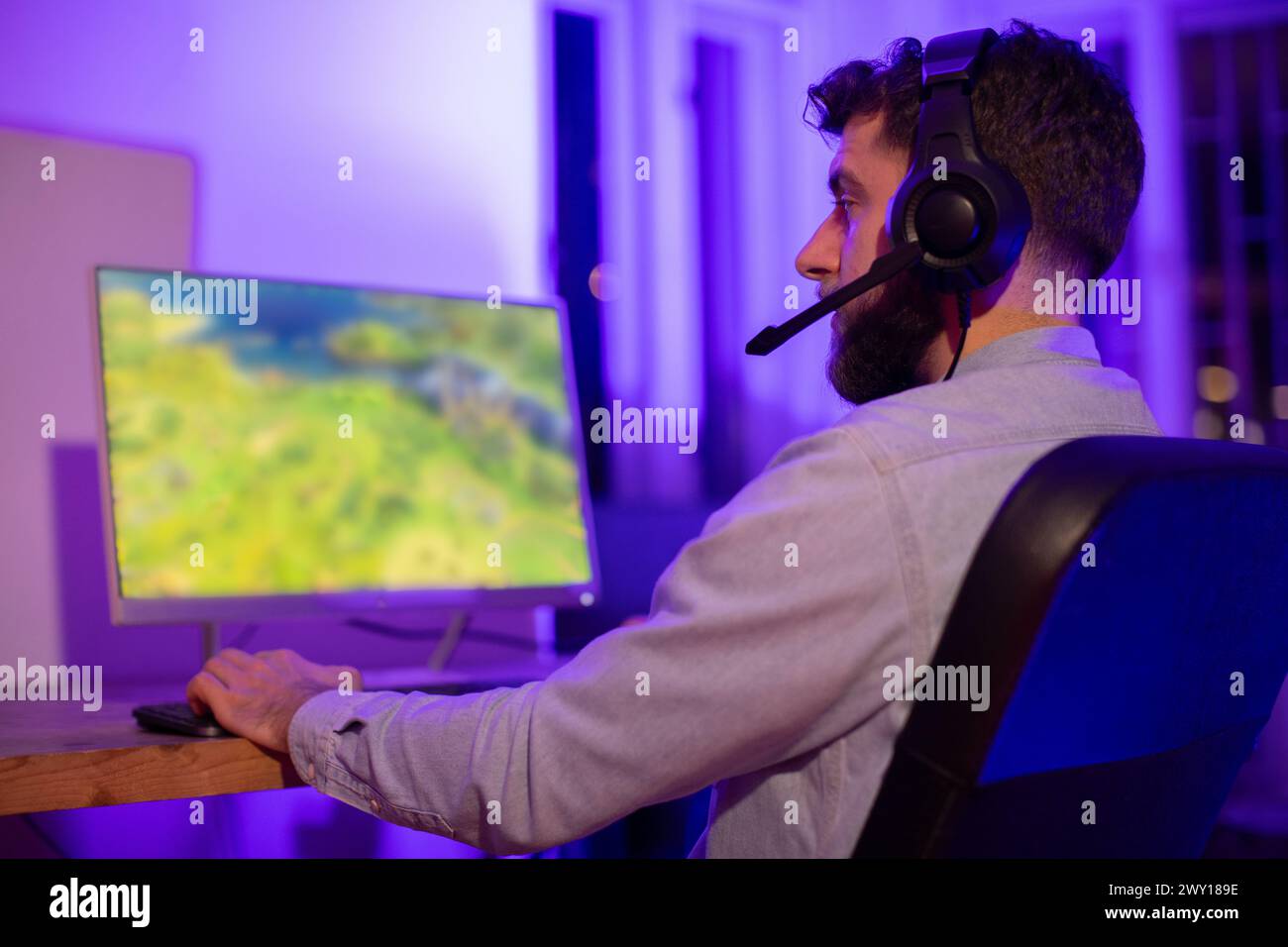 Gamer using keyboard mouse play hi-res stock photography and images - Alamy