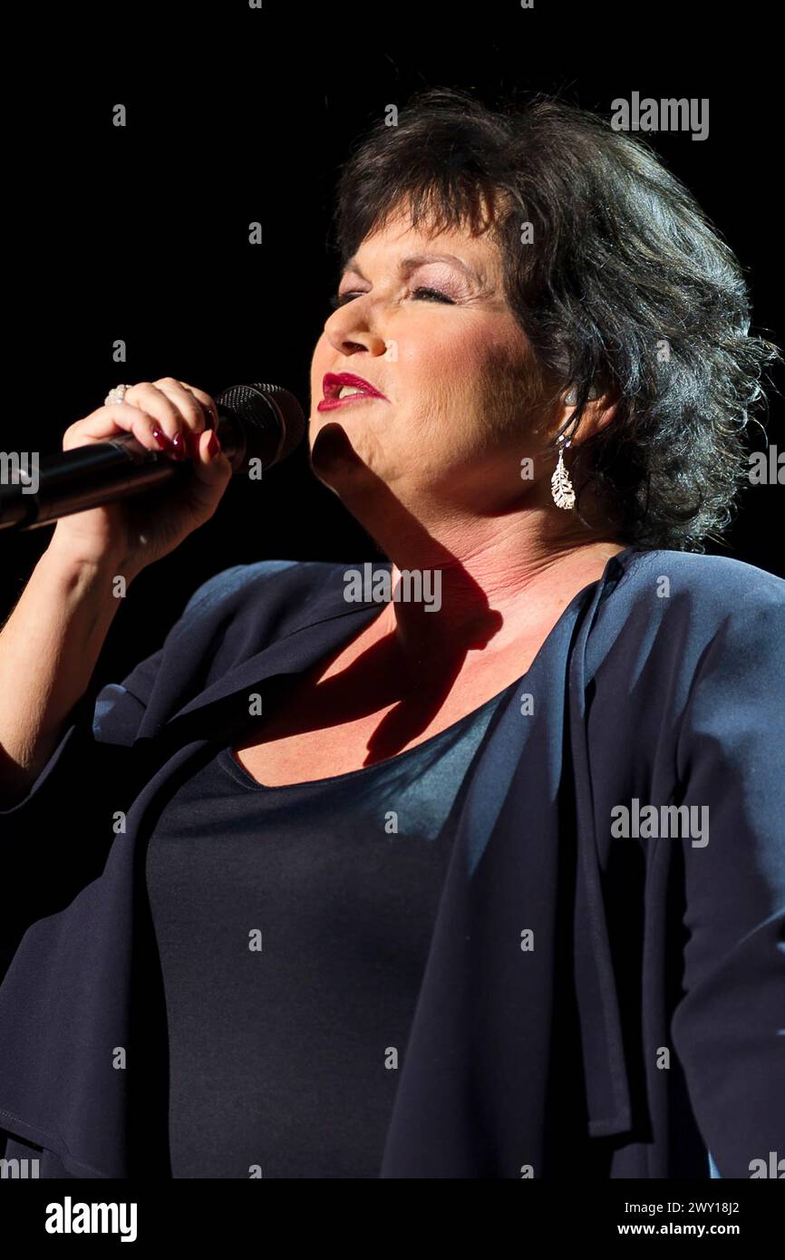The belgian singer Maurane live in Brussels | La chanteuse belge ...