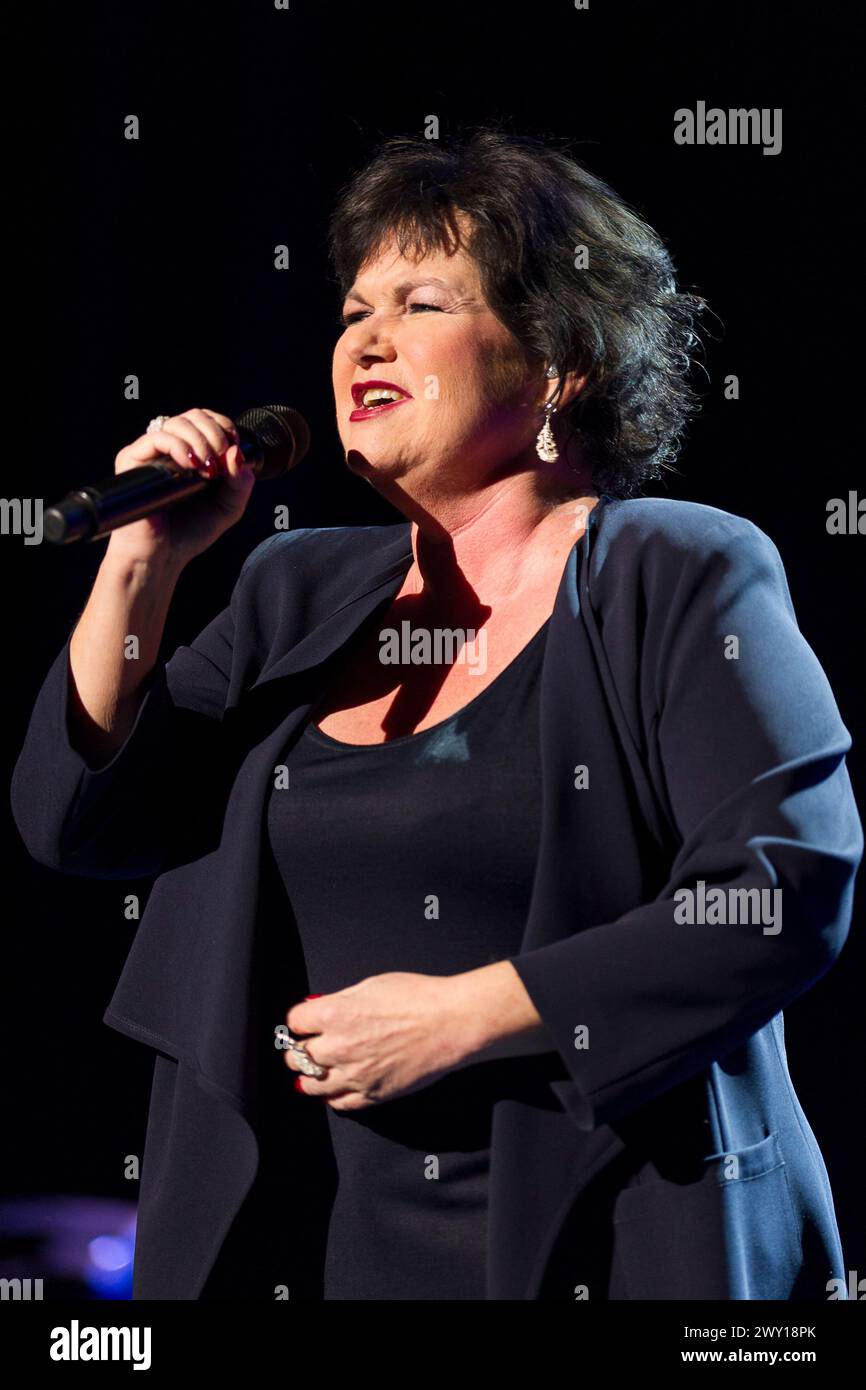 The belgian singer Maurane live in Brussels | La chanteuse belge ...