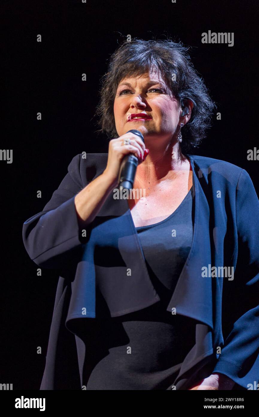 The belgian singer Maurane live in Brussels | La chanteuse belge ...