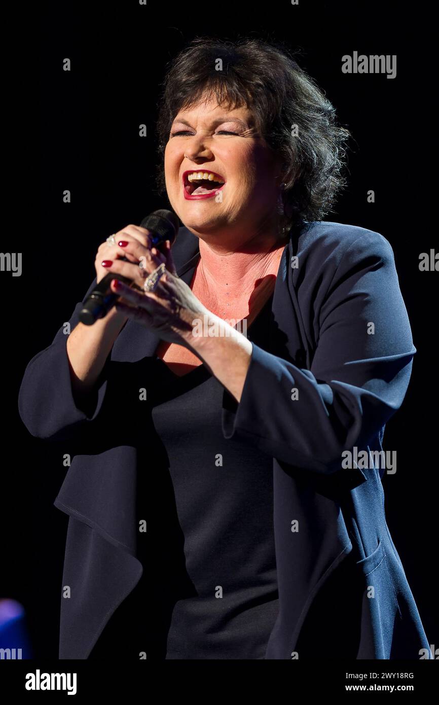 The belgian singer Maurane live in Brussels | La chanteuse belge ...