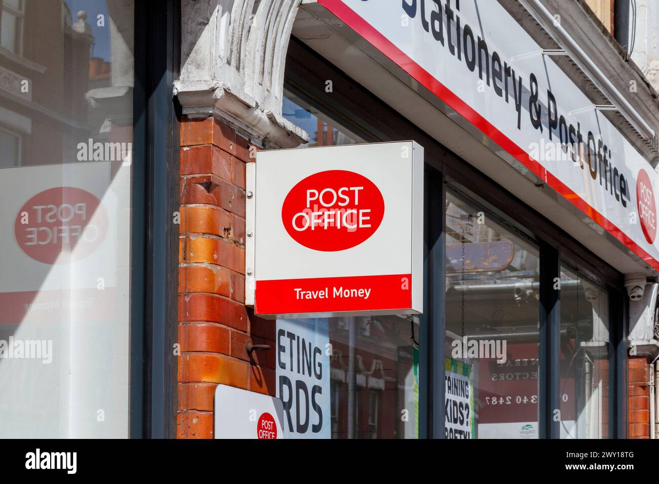 Post office uk signage hi-res stock photography and images - Alamy