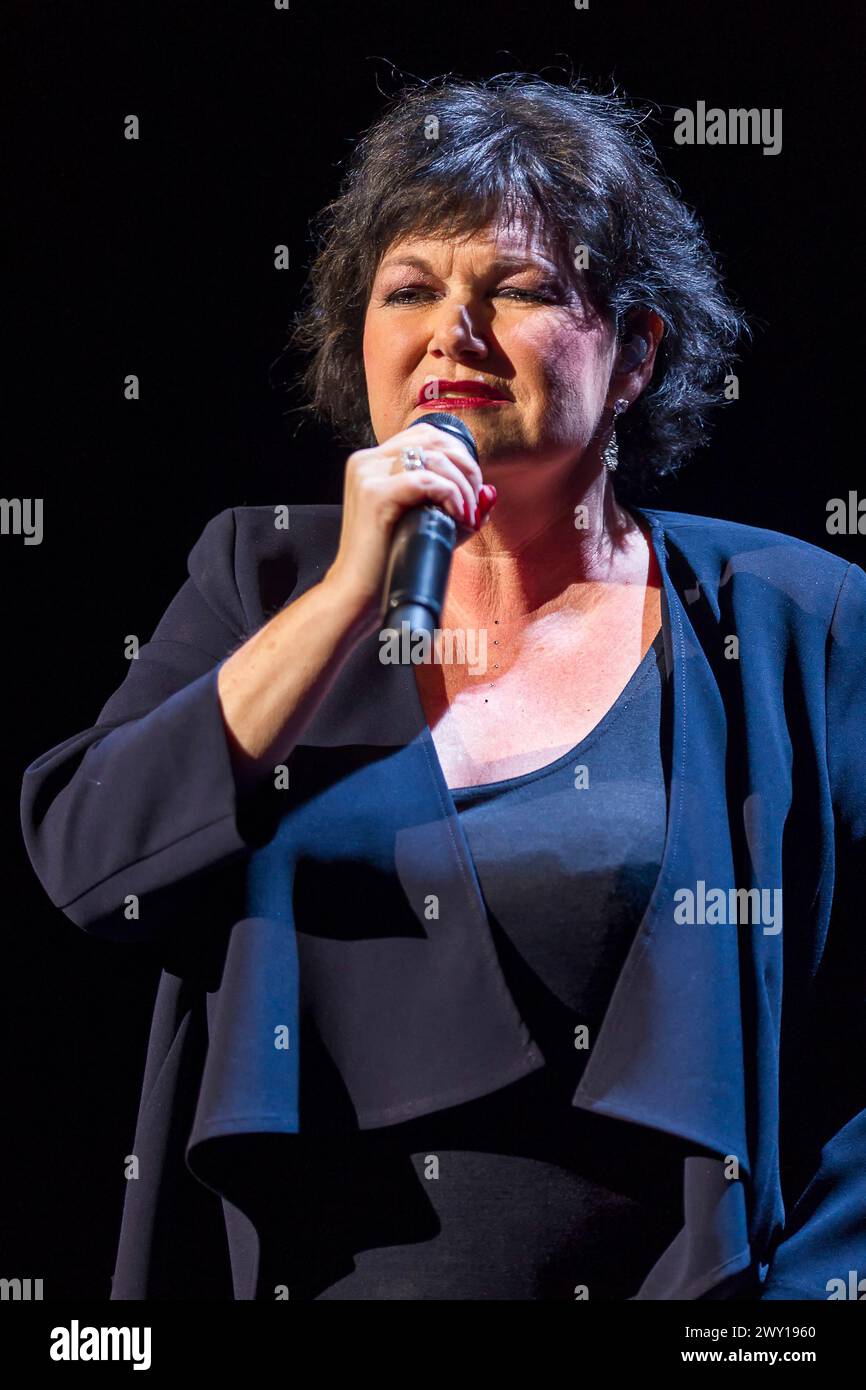 The belgian singer Maurane live in Brussels | La chanteuse belge ...