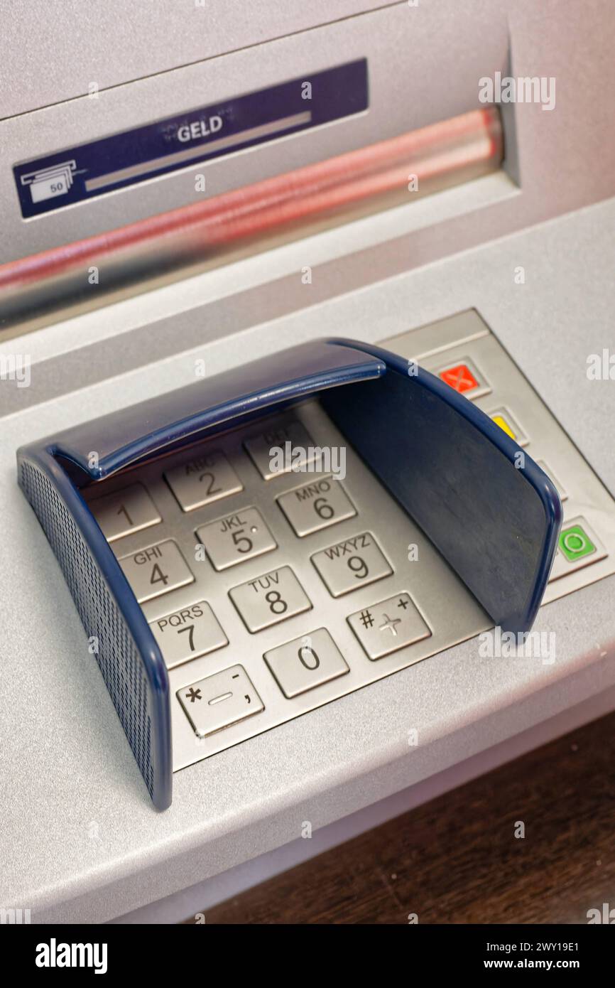 Am Geldausgabeautomat. Der Geldautomat zur Bargeld-Auszahlung. Bad ...