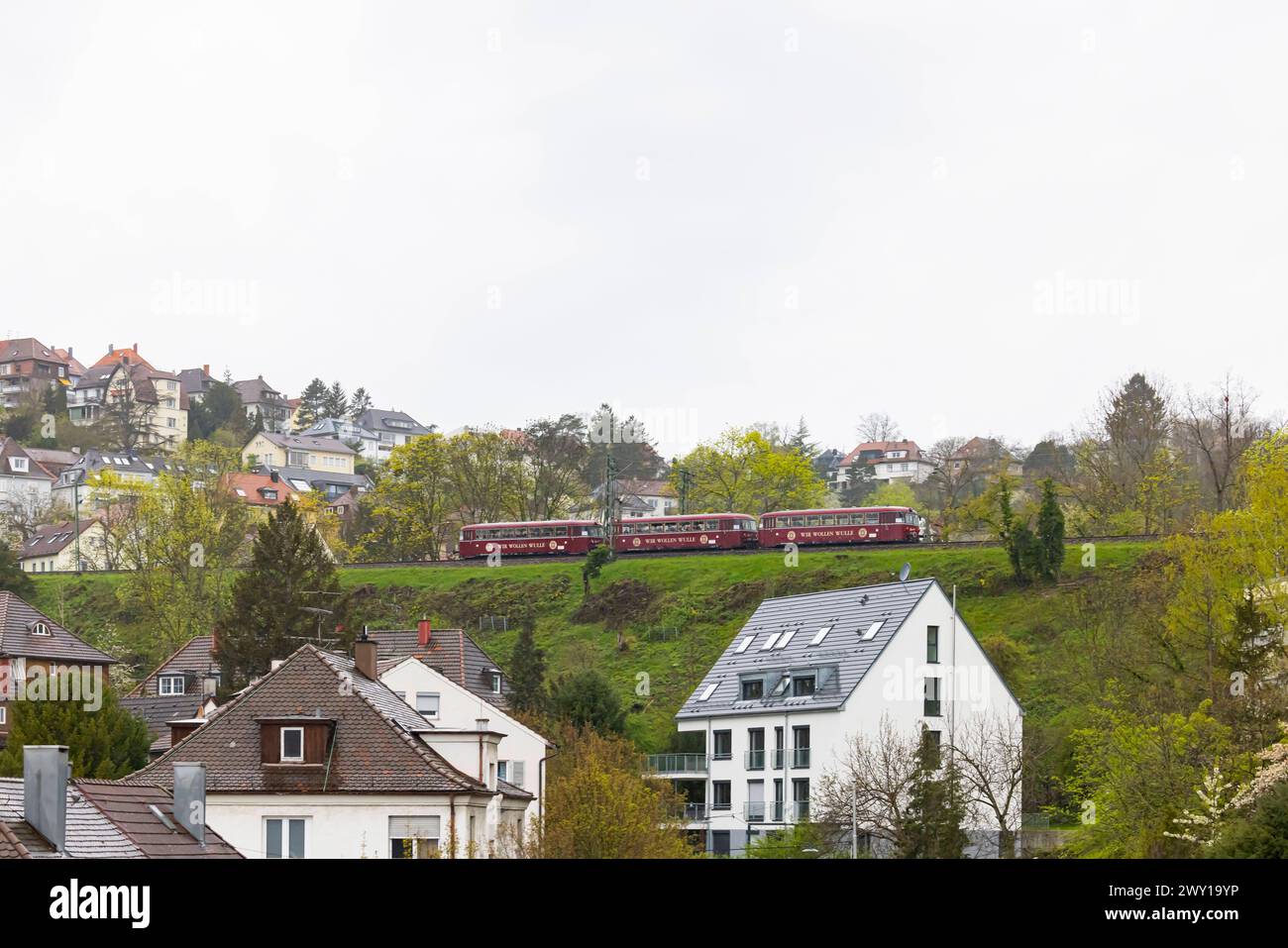 Roter Flitzer auf der Panoramastrecke, Teil der Gäubahn durch Stuttgart ...