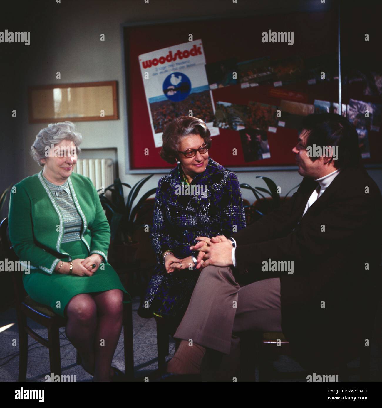 Former spectators at the jewish theatre hi-res stock photography and ...