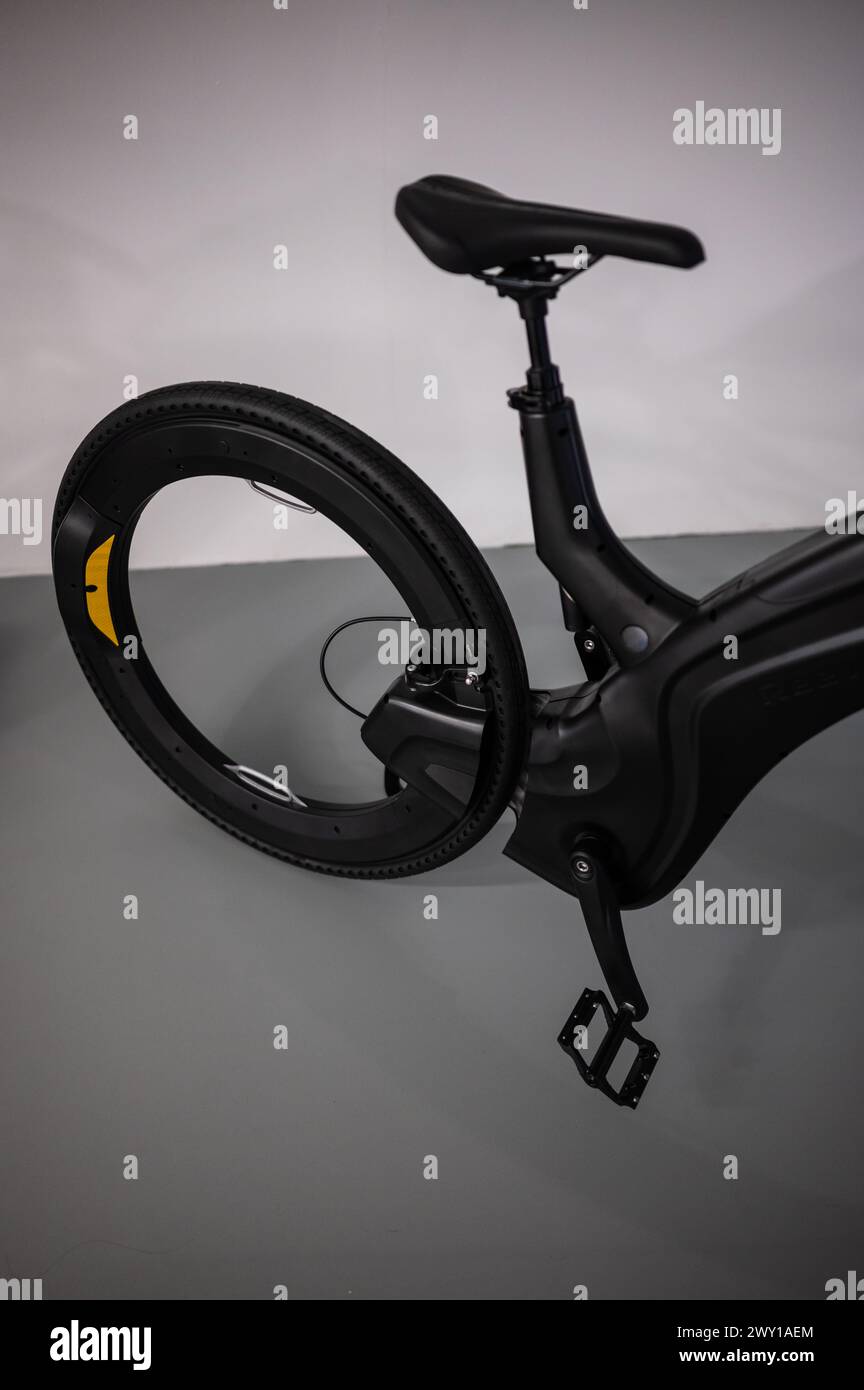 Reevo Hubless e-bike 750 W. Mobility City Technology Museum in Zaha ...