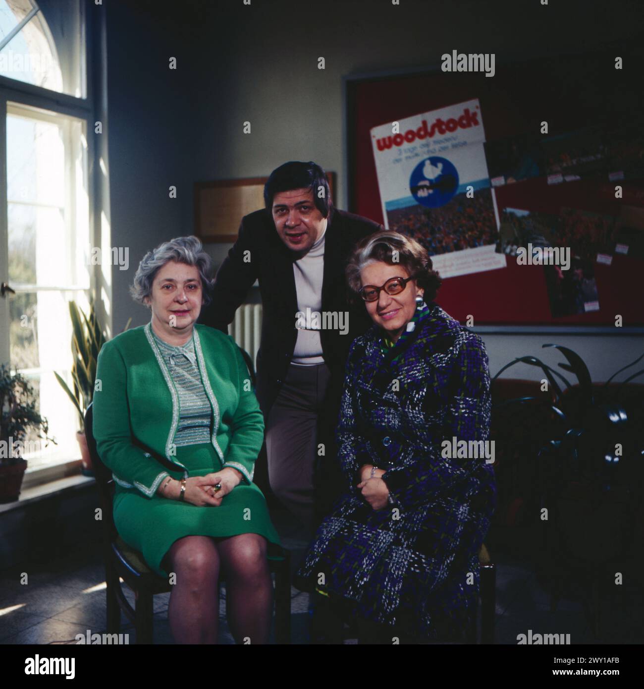 Ehemalige zuschauerinnen im judischen theater hi-res stock photography ...