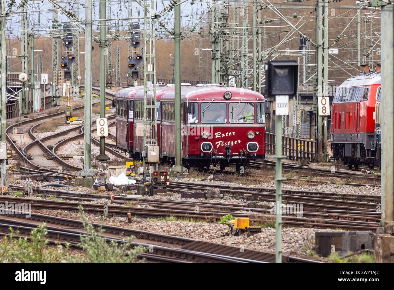 Roter Flitzer, historische Schienenbusgarnitur aus den 1950er und ...