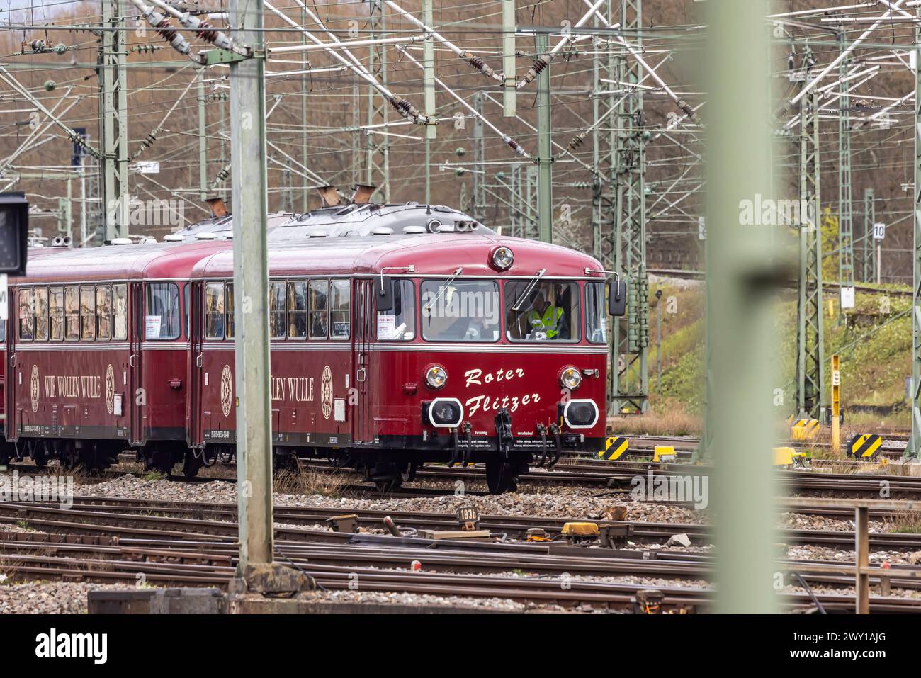 Roter Flitzer, historische Schienenbusgarnitur aus den 1950er und ...