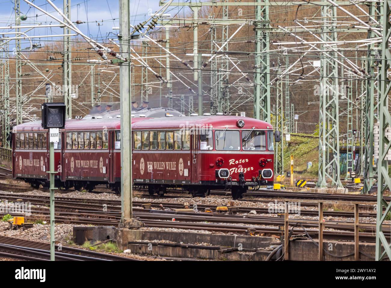 Roter Flitzer, historische Schienenbusgarnitur aus den 1950er und ...