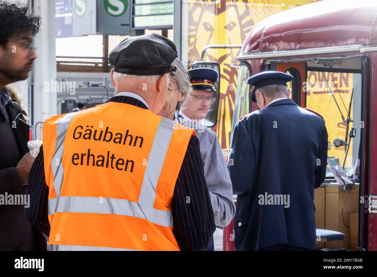 Roter Flitzer, historische Schienenbusgarnitur aus den 1950er und ...