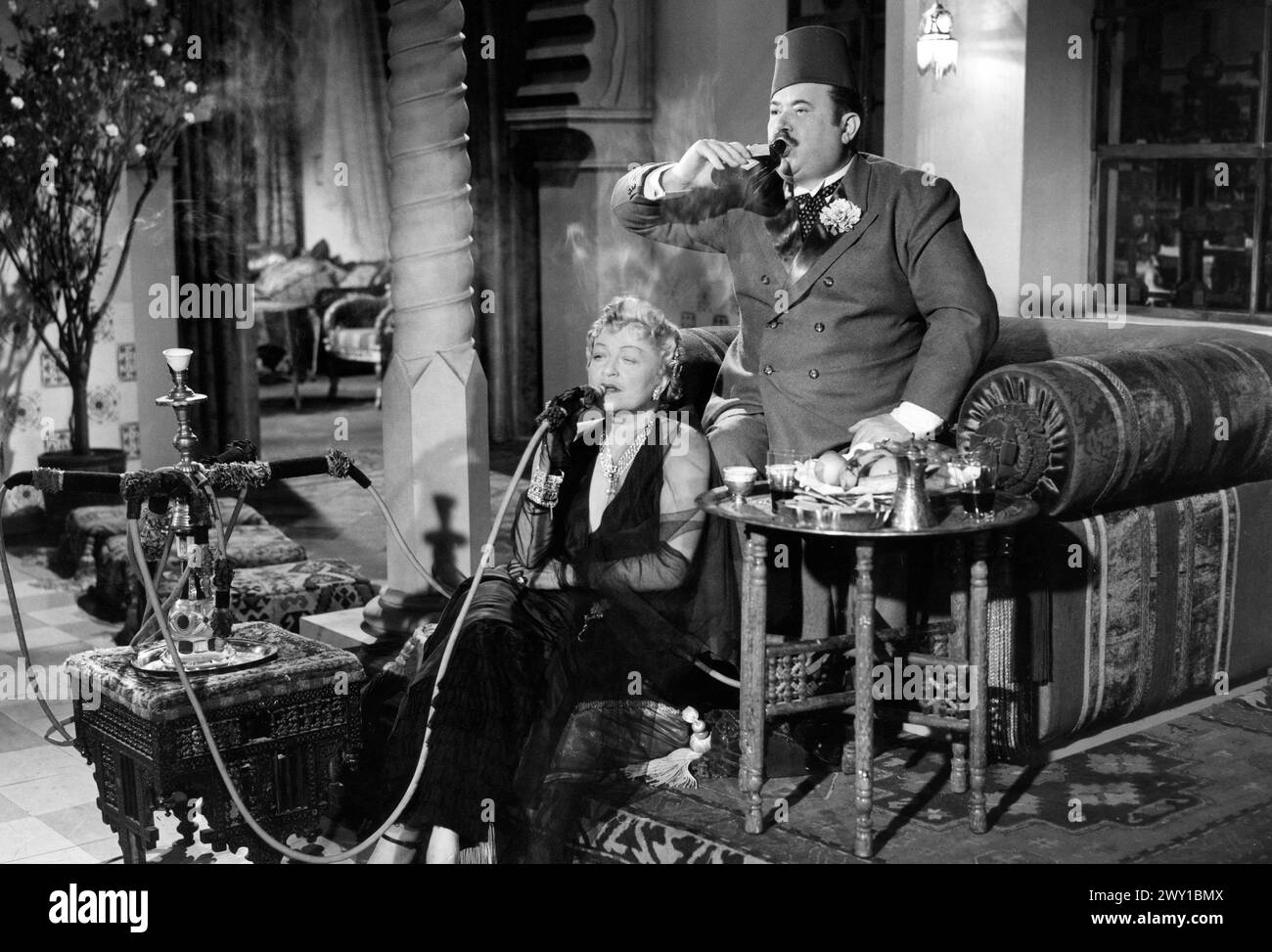 Wasserpfeife Black and White Stock Photos & Images - Alamy