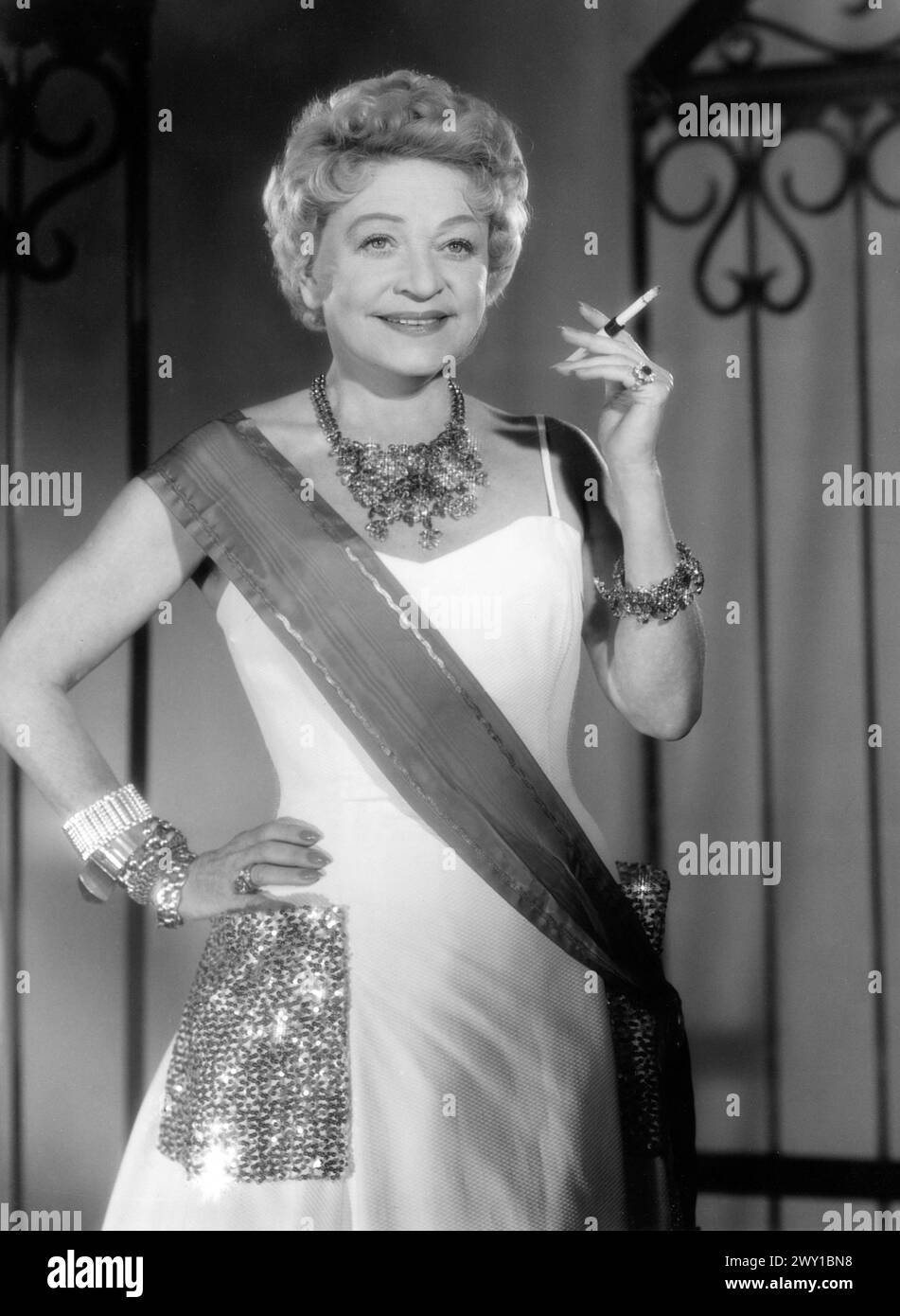 Zigarette in zigarettenspitze hi-res stock photography and images - Alamy