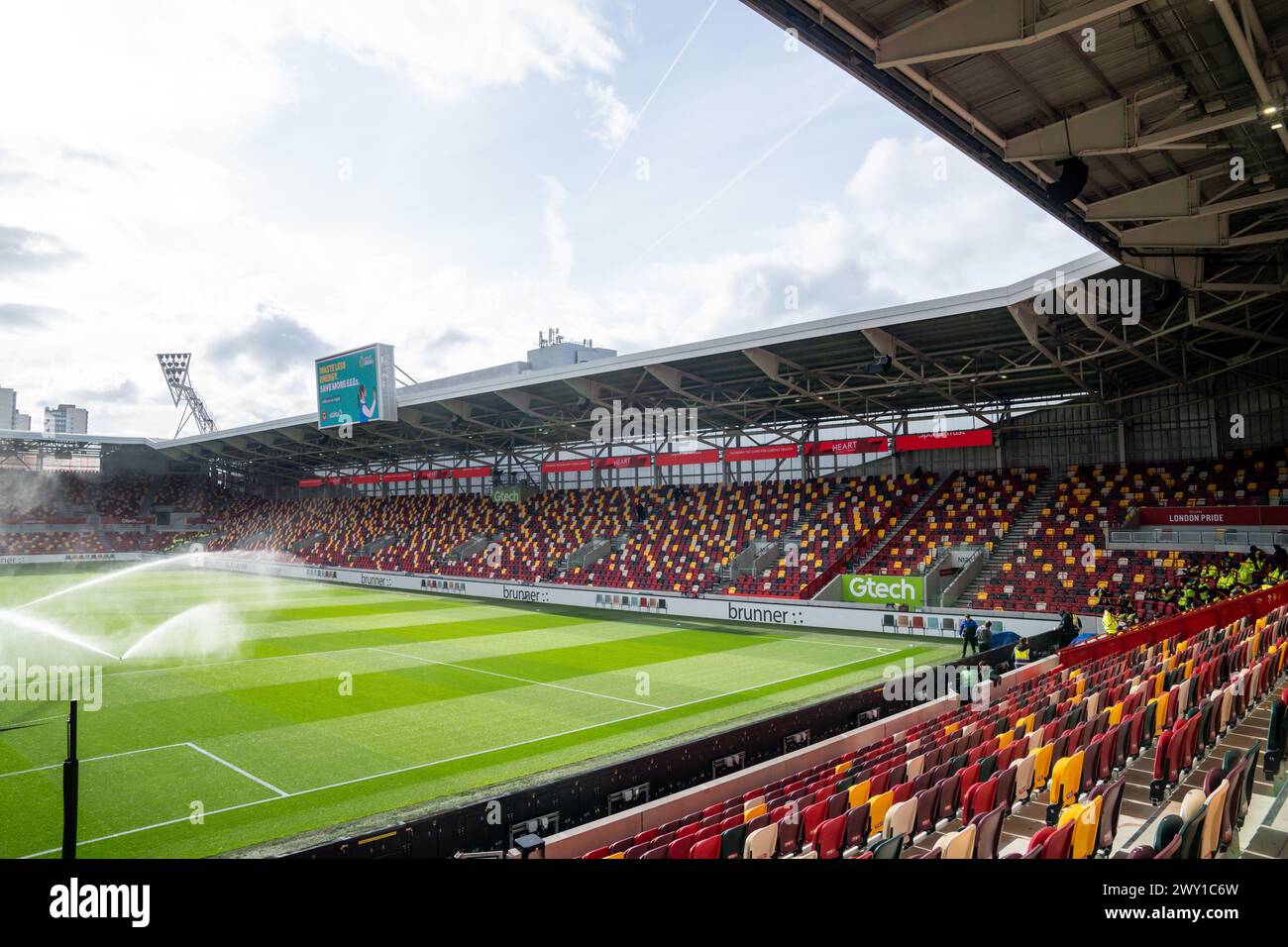 Brentford stadium hi-res stock photography and images - Alamy