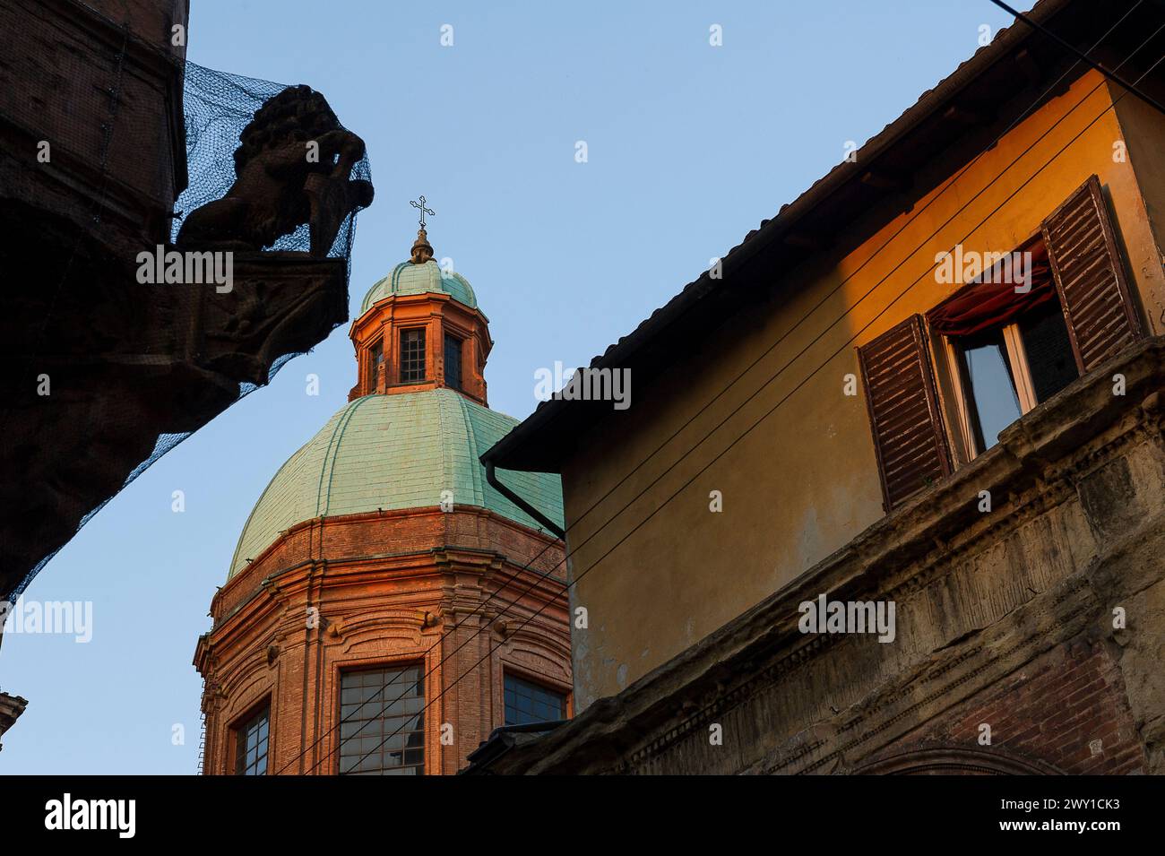 Le centre ville medieval de Bologne est repute pour ses rues et ses ...