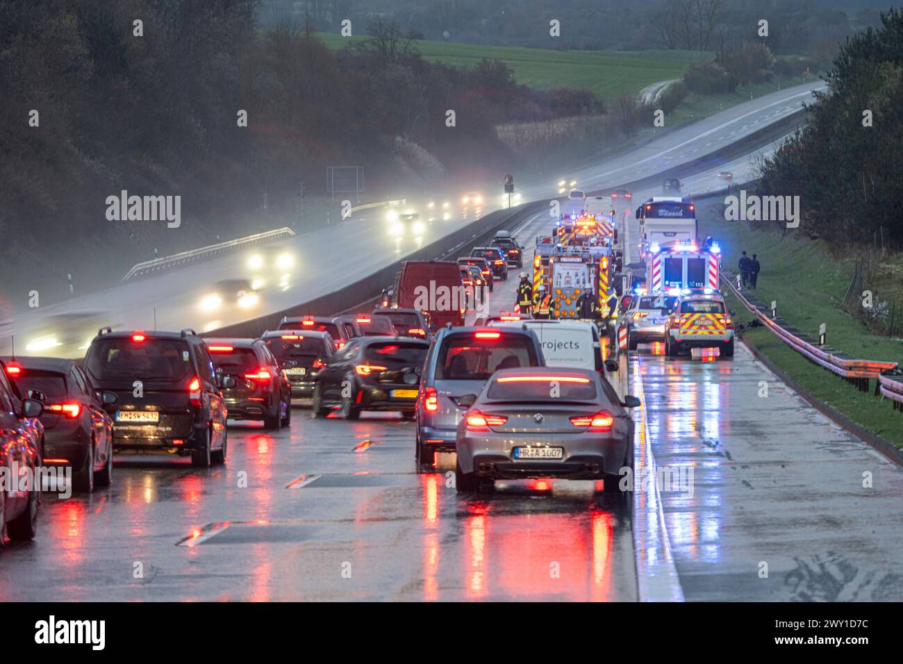 Stau nach einem Unfall auf der Autobahn A5 bei regennasser Fahrbahn ...