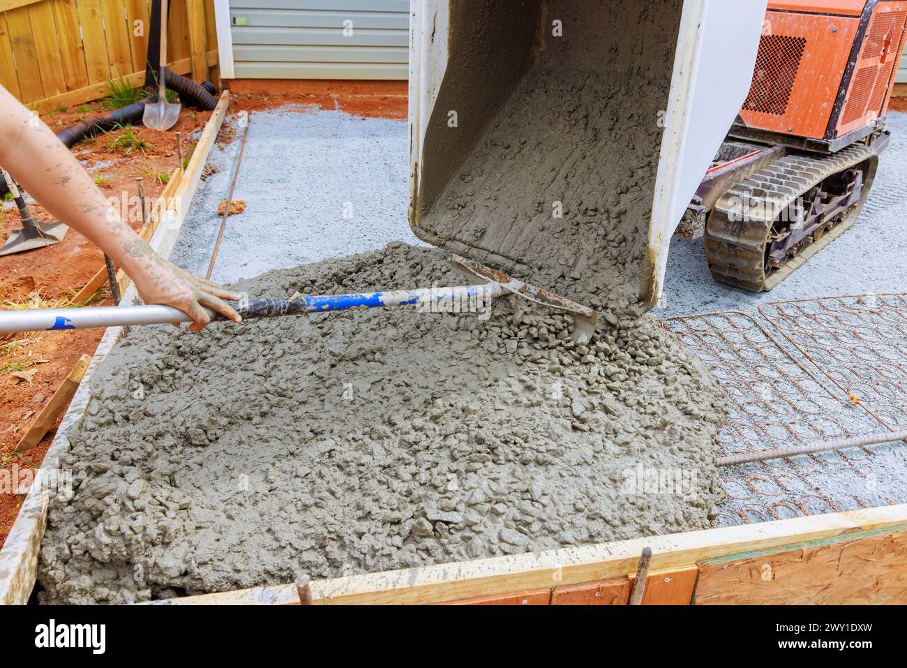 Self dumping track hi-res stock photography and images - Alamy