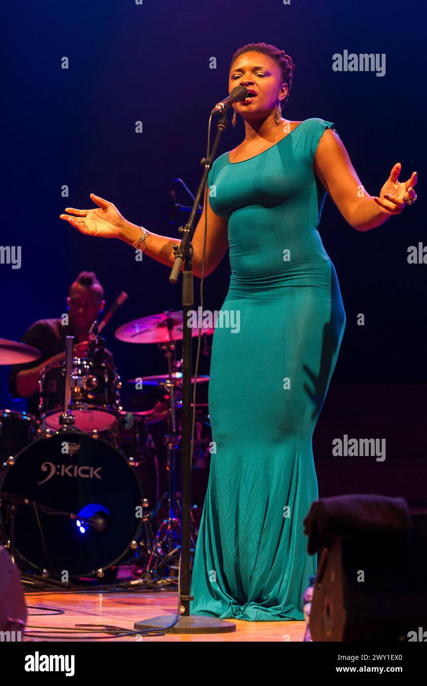 Lizz wright singer hi-res stock photography and images - Alamy