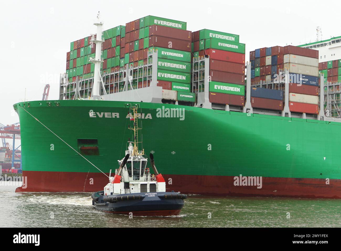 Das 400 Meter lange Containerschiff Ever Aria fährt in den Hamburger ...