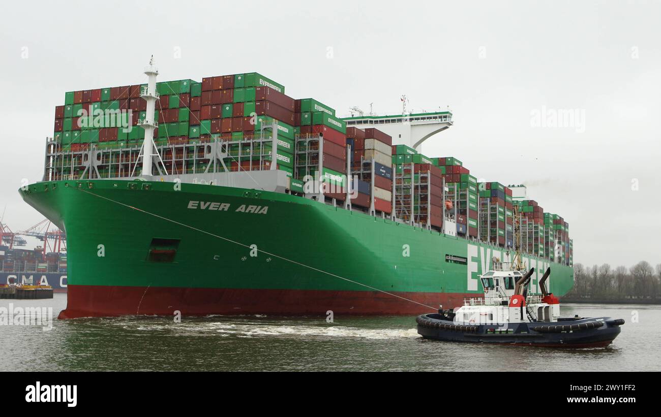 Das 400 Meter lange Containerschiff Ever Aria fährt in den Hamburger ...
