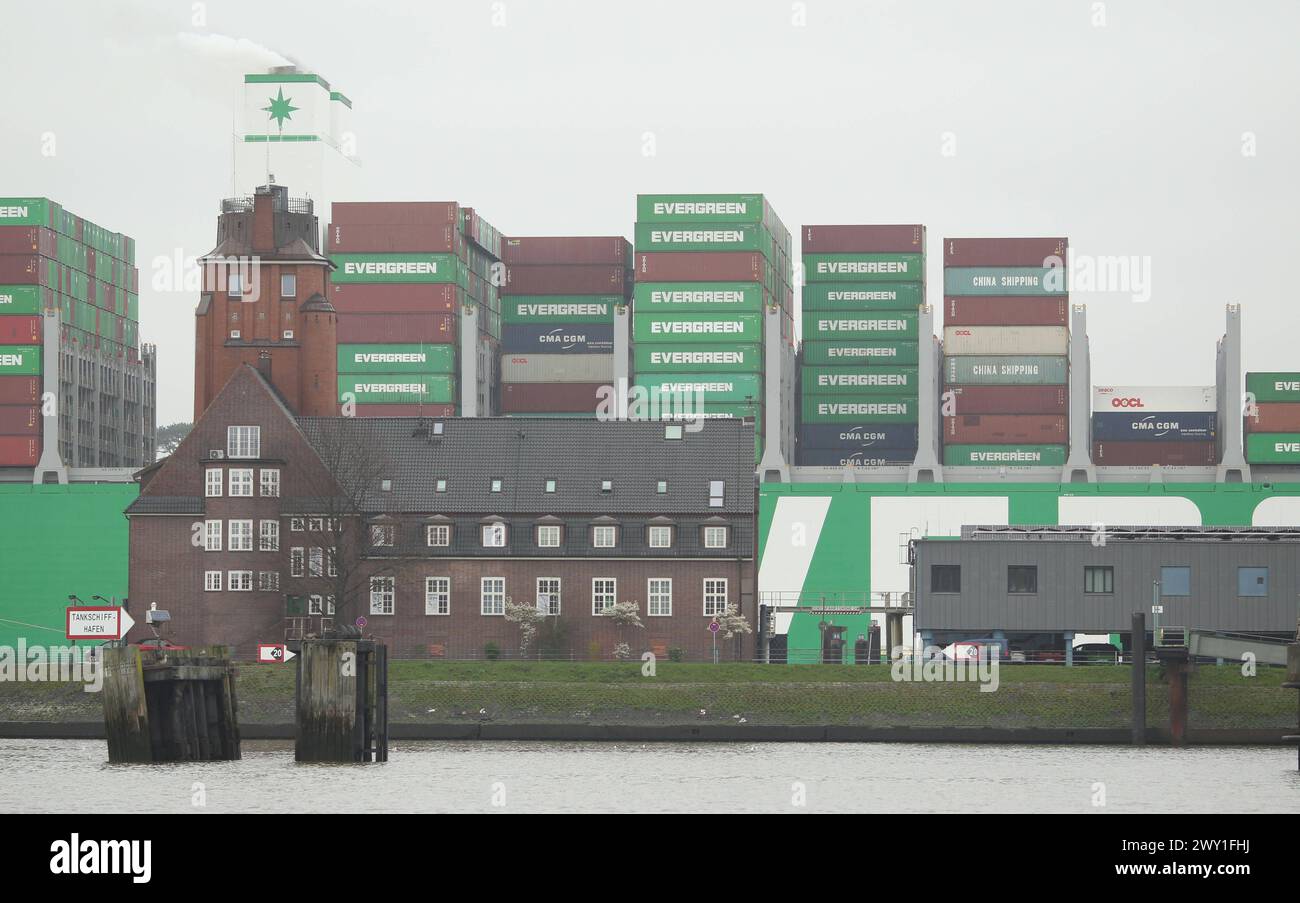 Das 400 Meter lange Containerschiff Ever Aria fährt in den Hamburger ...