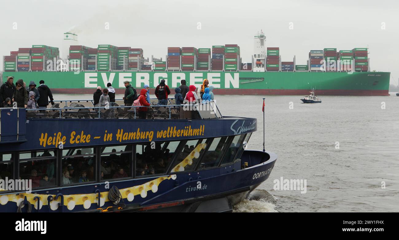 Das 400 Meter lange Containerschiff Ever Aria fährt in den Hamburger ...