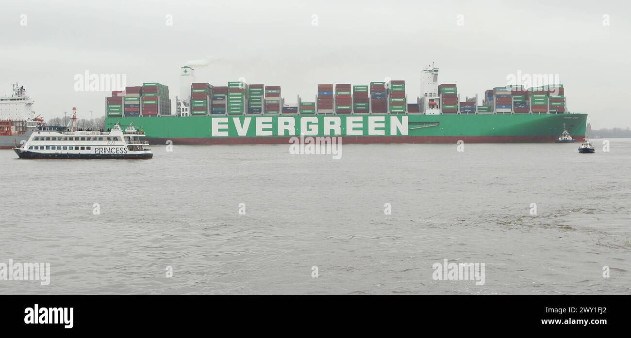 Das 400 Meter lange Containerschiff Ever Aria fährt in den Hamburger ...