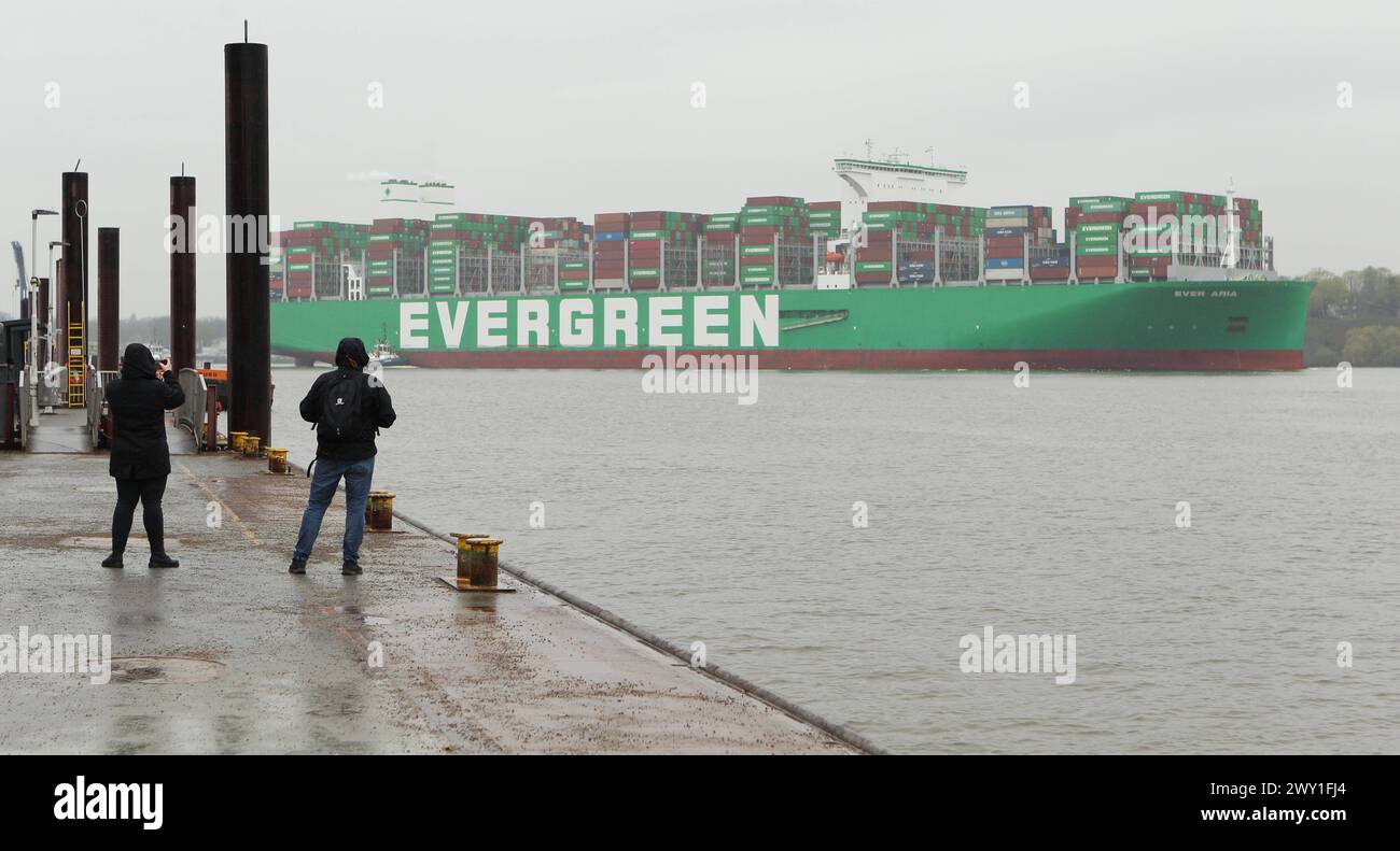 Das 400 Meter lange Containerschiff Ever Aria fährt in den Hamburger ...