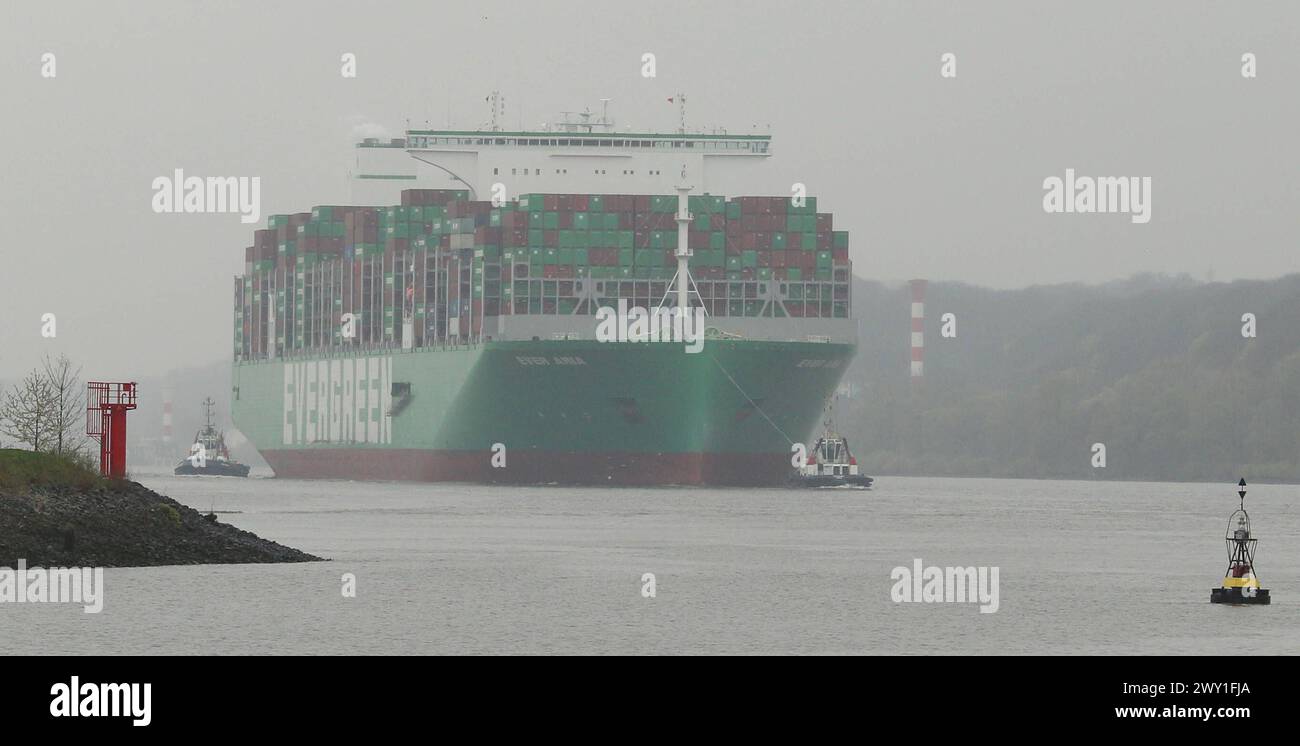 Das 400 Meter lange Containerschiff Ever Aria fährt in den Hamburger ...