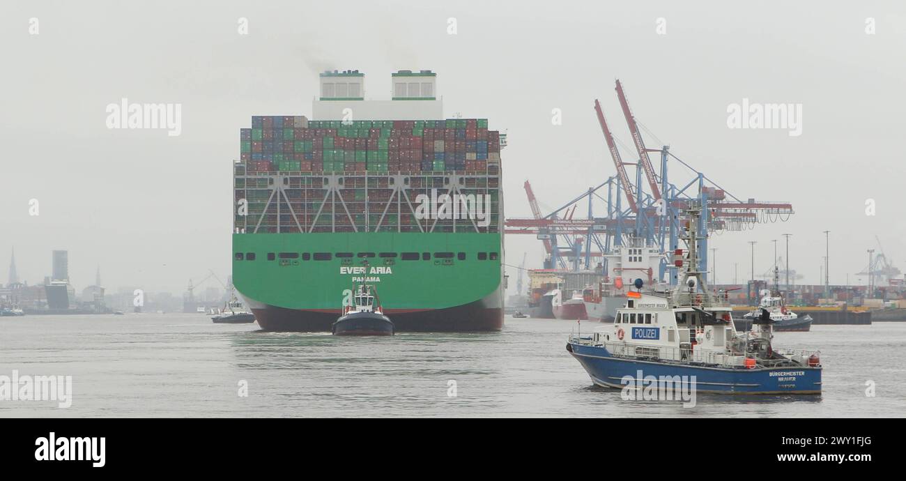 Das 400 Meter lange Containerschiff Ever Aria fährt in den Hamburger ...