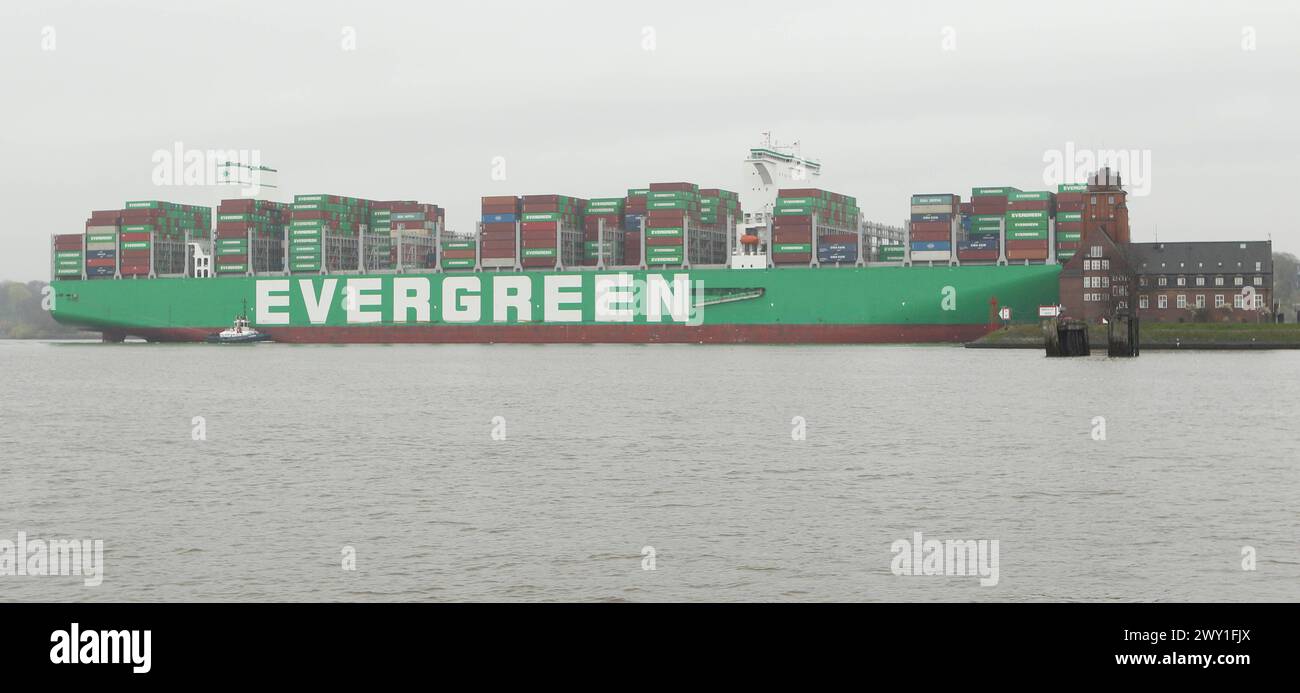 Das 400 Meter lange Containerschiff Ever Aria fährt in den Hamburger ...