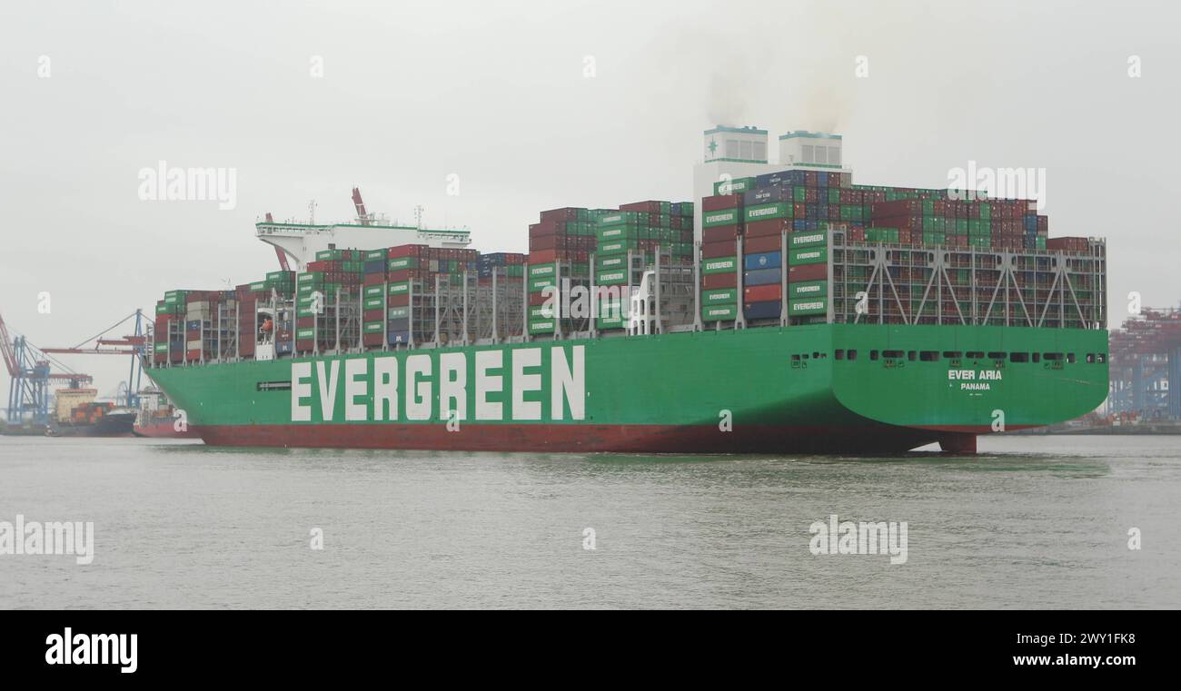 Das 400 Meter lange Containerschiff Ever Aria fährt in den Hamburger ...