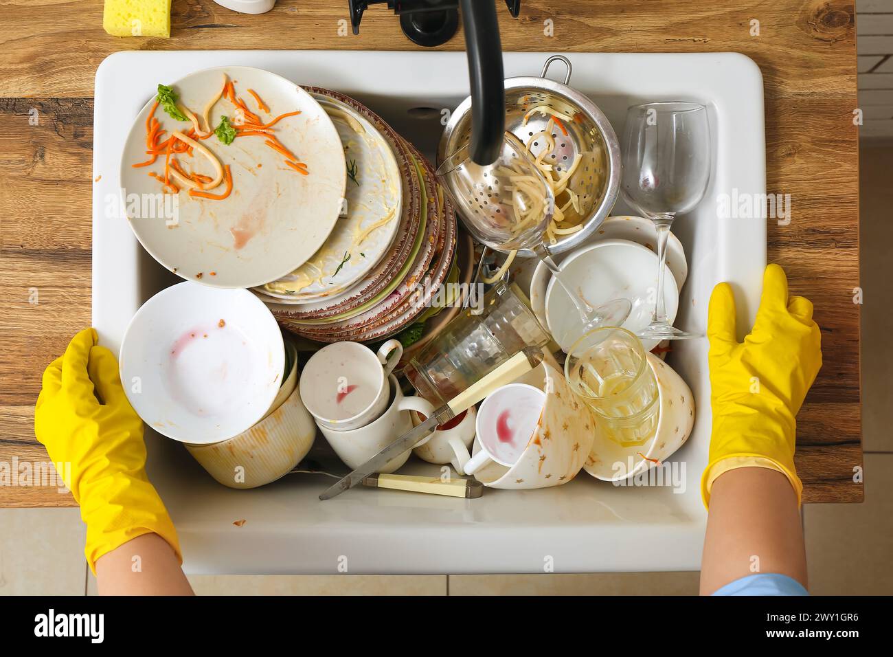 Woman washing dirty dishes in sink Stock Photo - Alamy