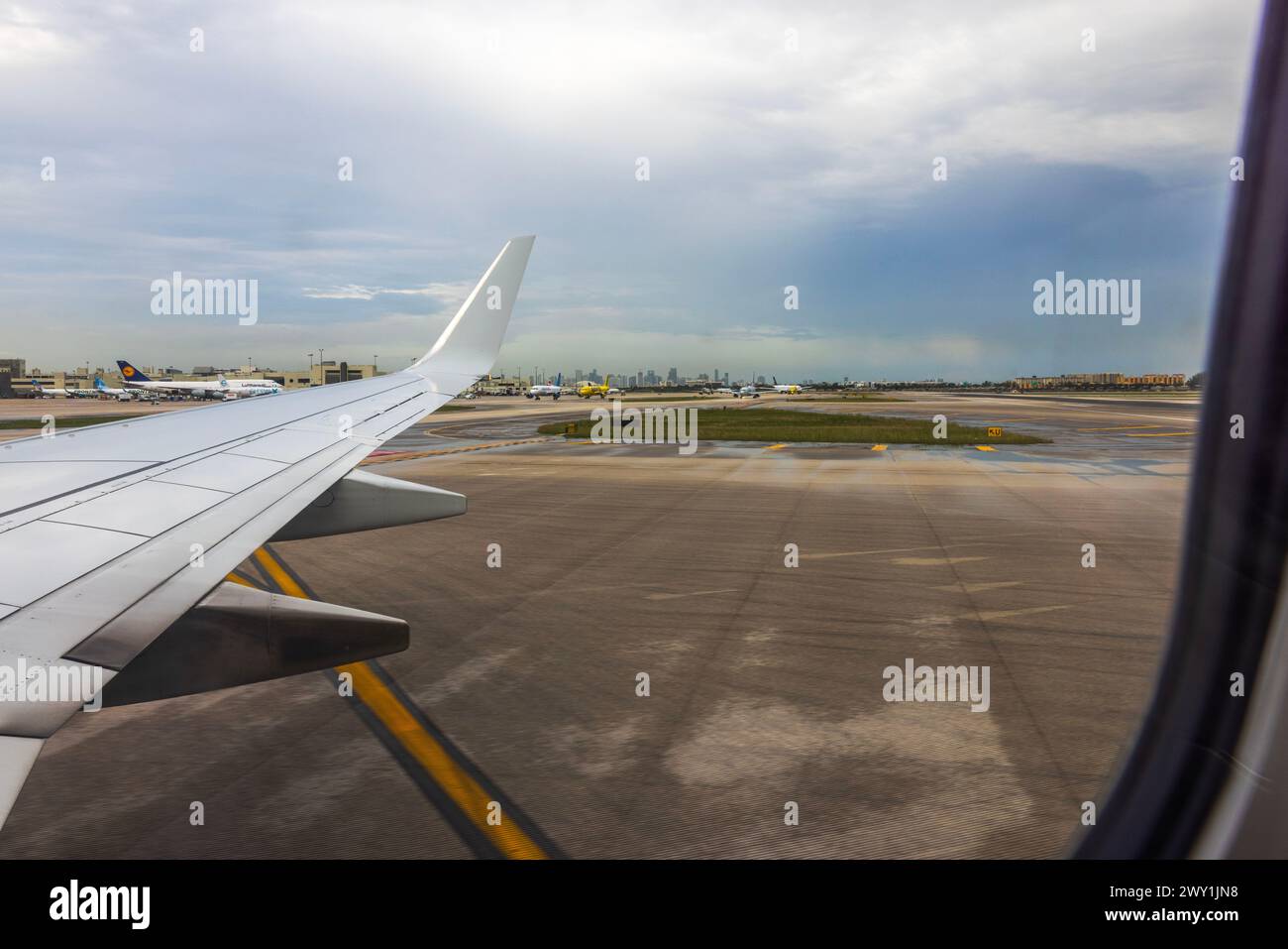 Miami international airport from sky hi-res stock photography and ...