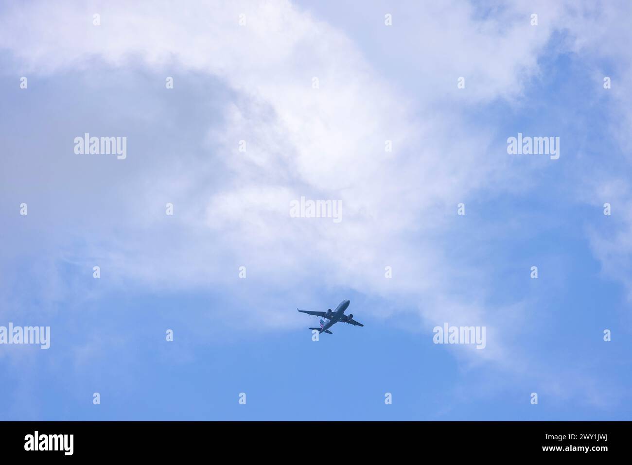 Airplane flying against backdrop hi-res stock photography and images ...