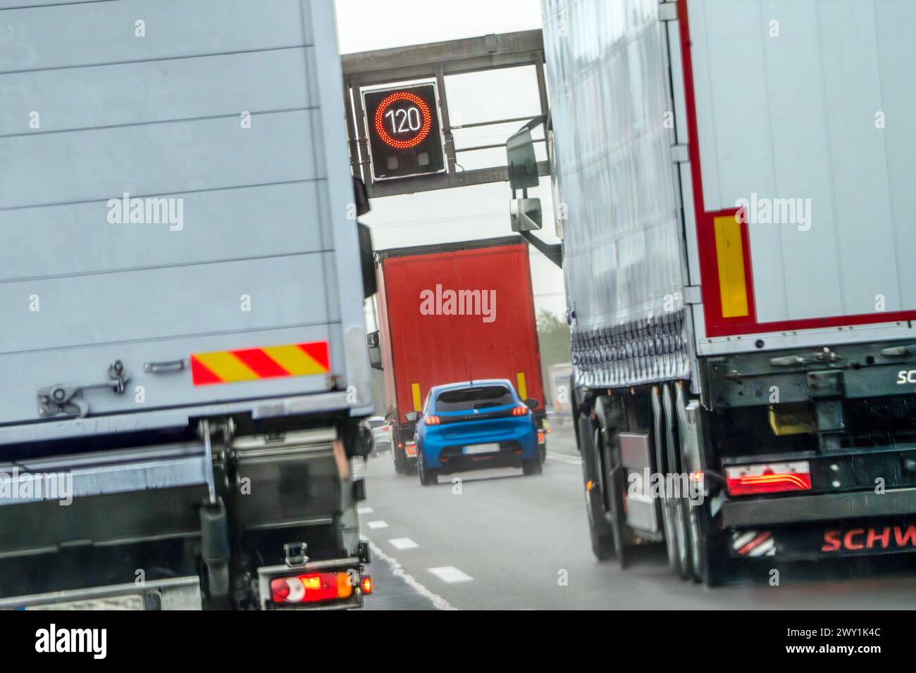 LKW-Verkehr auf der A99, LKWs belegen mehrere Fahrspuren, Nähe München ...