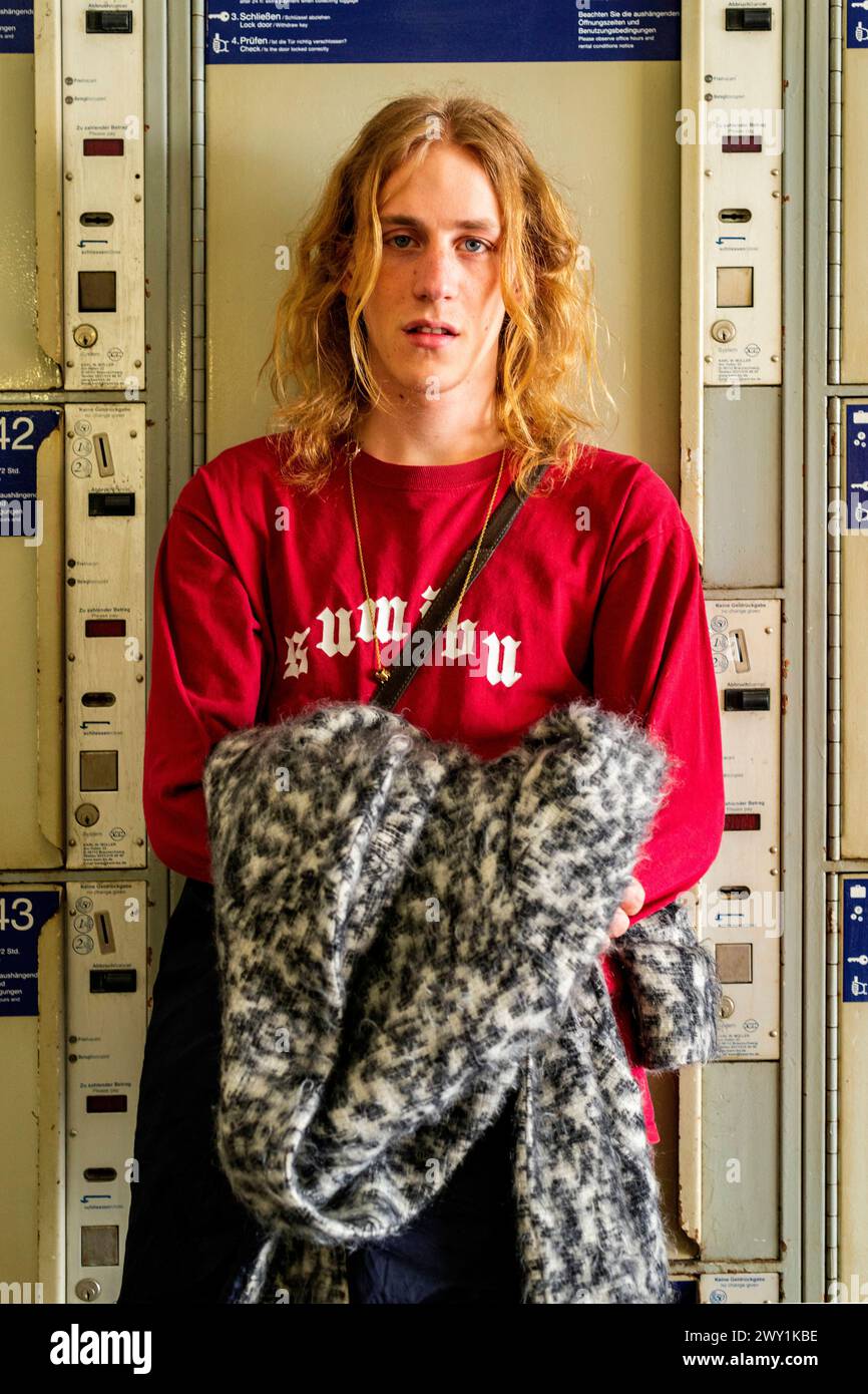 Gepackschliessfacher hi-res stock photography and images - Alamy