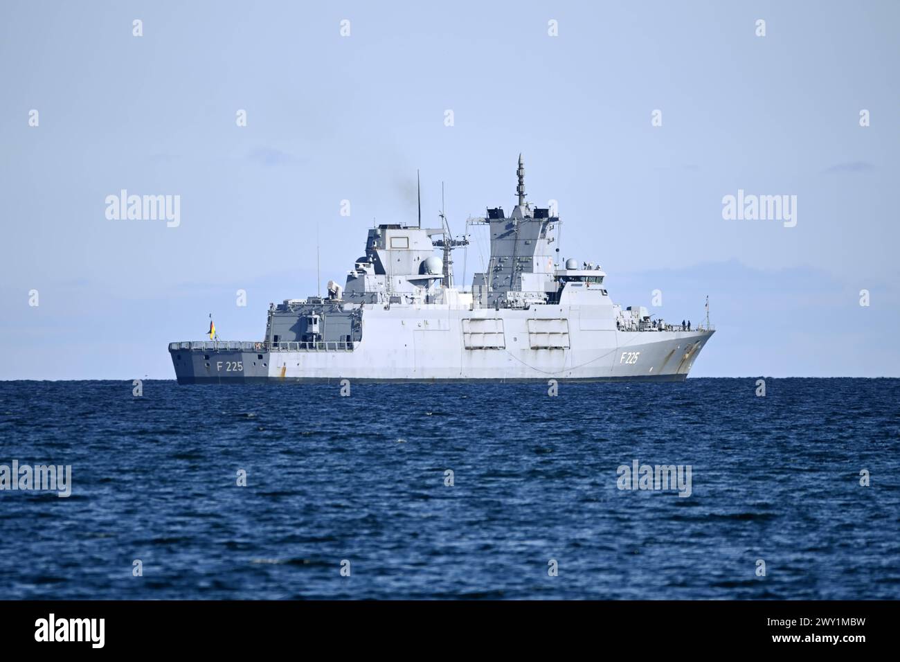 Fregatte Rheinland-Pfalz F 225 der Deutschen Marine auf der Ostsee ...
