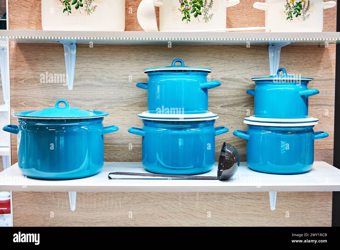 Enamel cooking pots hi-res stock photography and images - Alamy