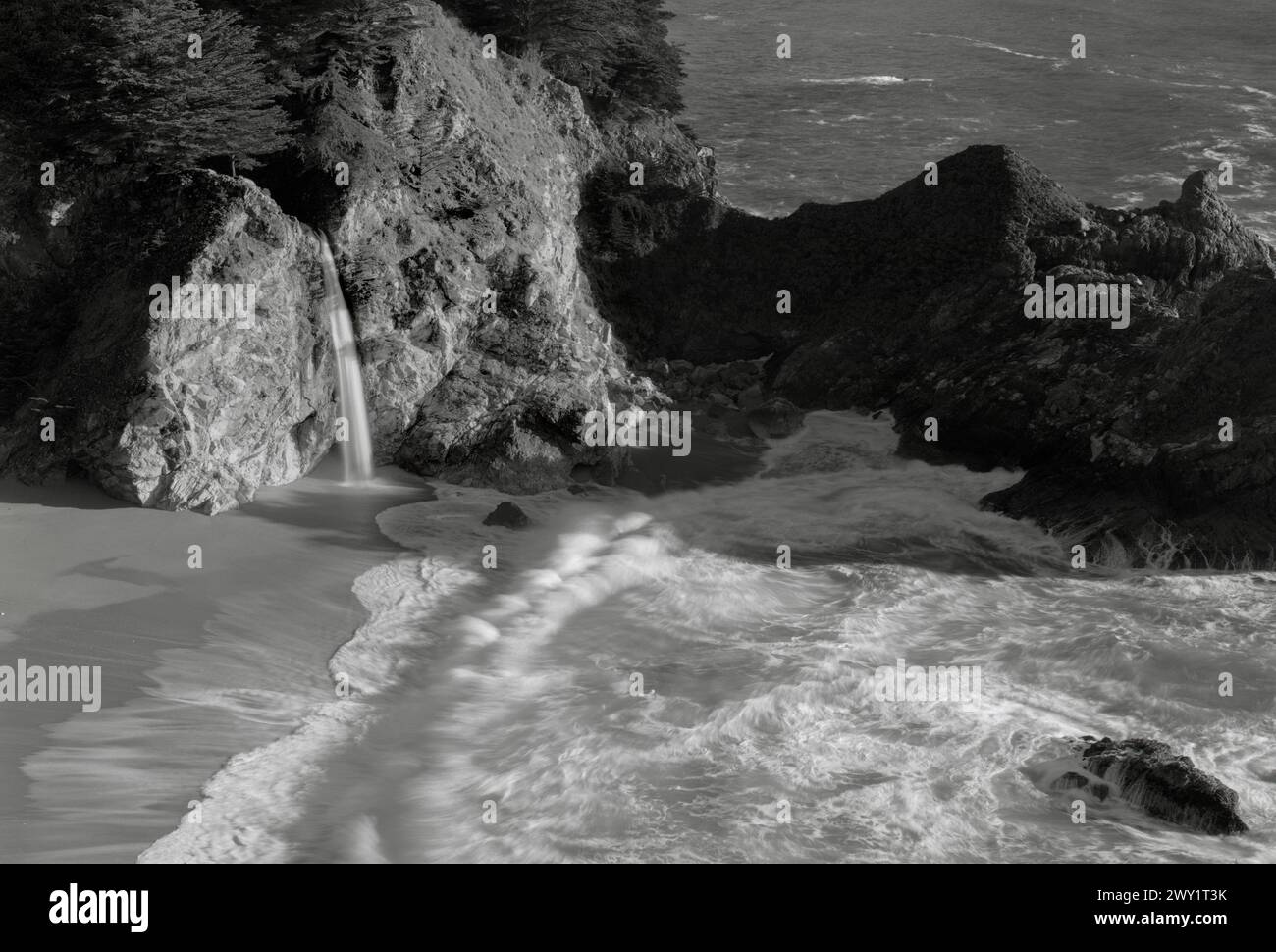 BW01637-25.....CALIFORNIA - McWay Falls an 80 foot waterfall in Julia ...