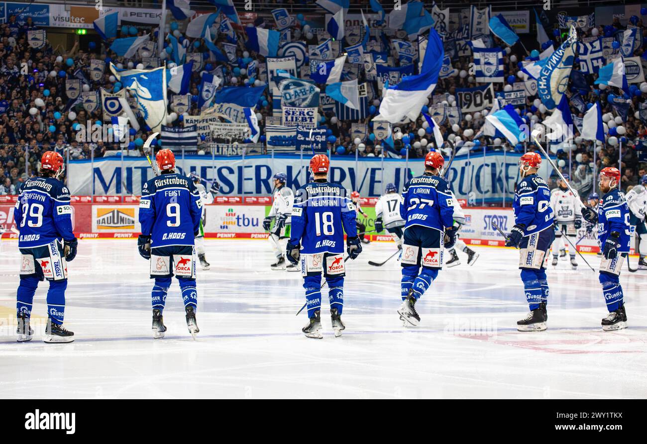 The Schwenninger Wild Wings players see their fans' choreography before ...