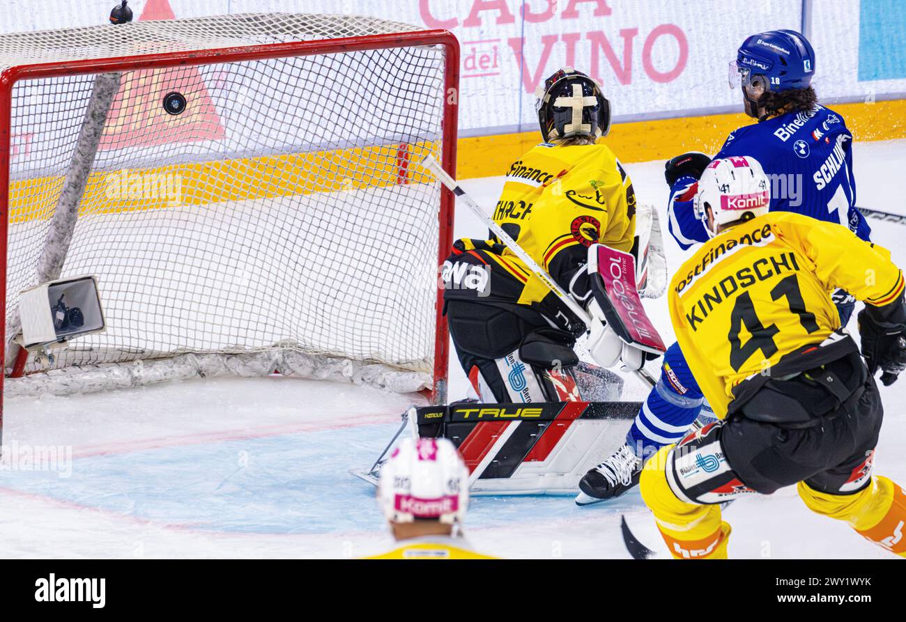 In the 7th minute of the game, #18 Dominik Schlumpf (EV Zug) made it 1 ...