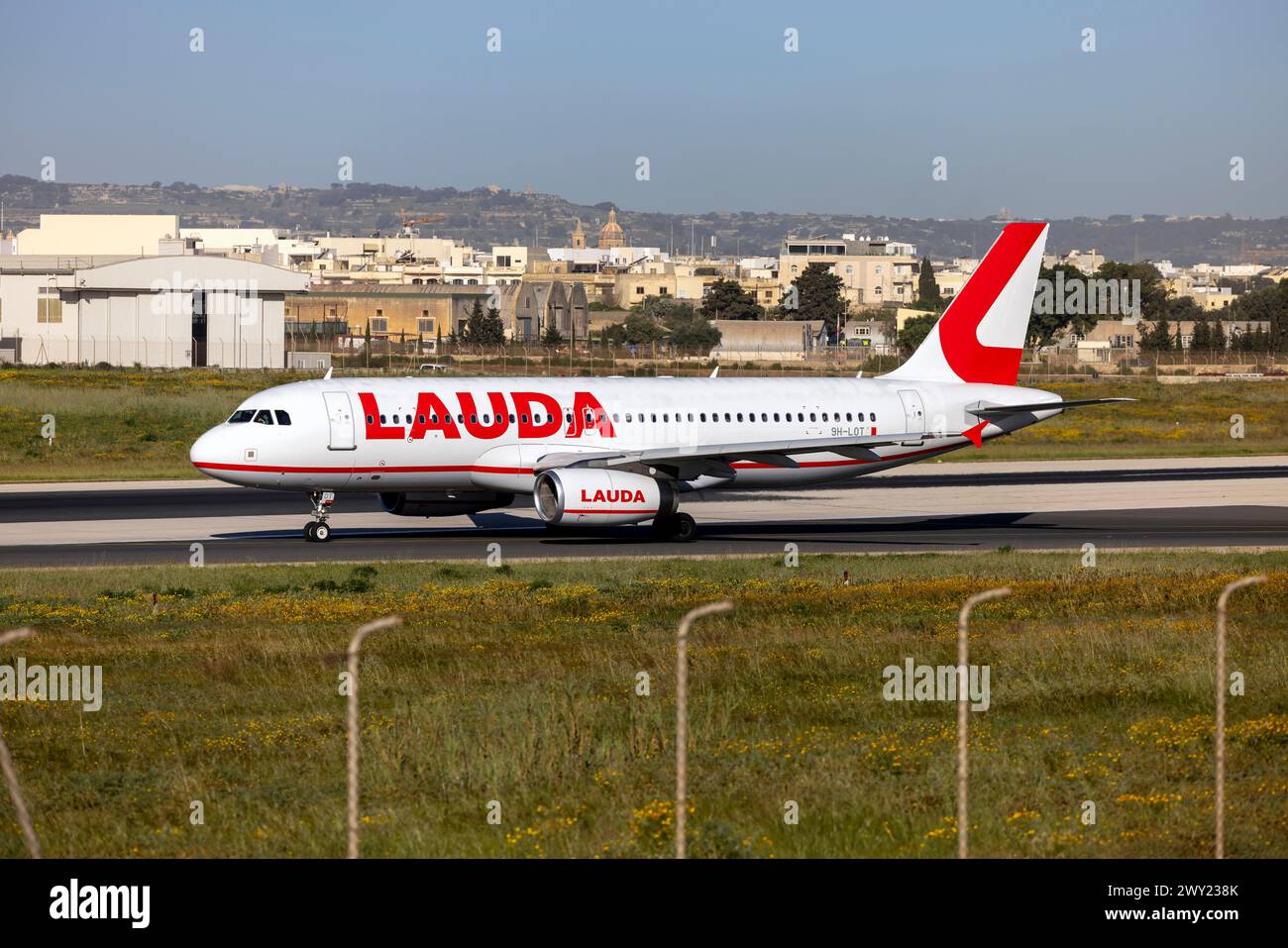 Ryanair airbus 320 aircraft hi-res stock photography and images - Alamy