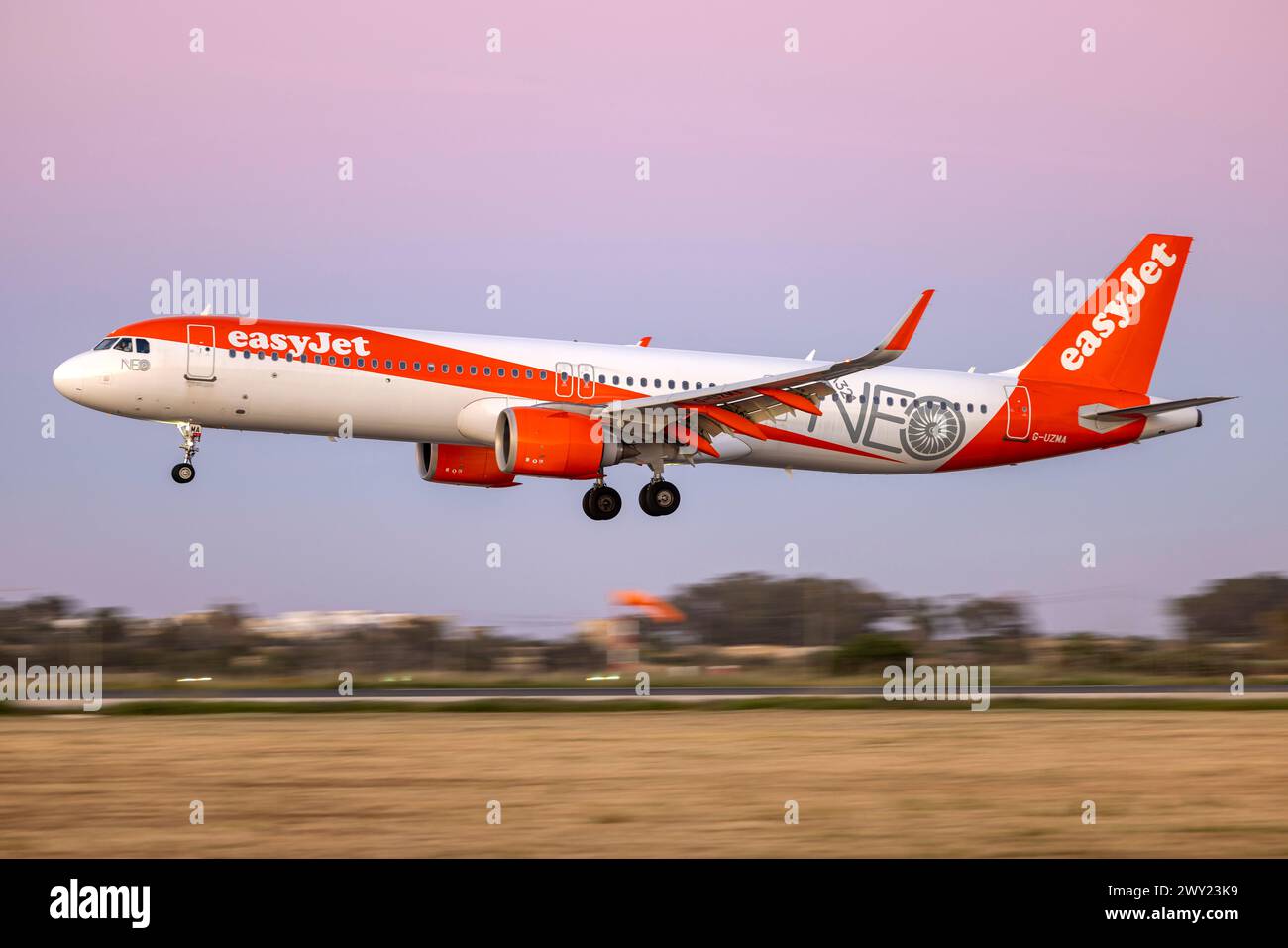 EasyJet Airline Airbus A321-251NX (REG: G-UZMA) landing after sunset ...