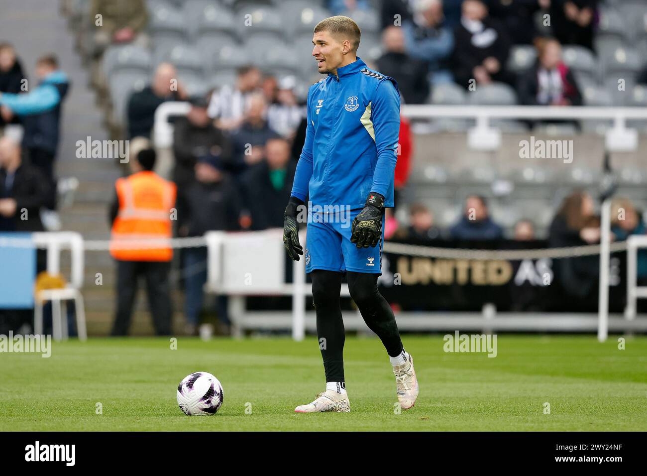 Joao Virginia of Everton warms up during the Premier League match ...