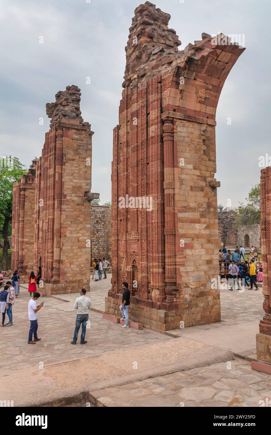 Indian people qutub minar delhi hi-res stock photography and images - Alamy