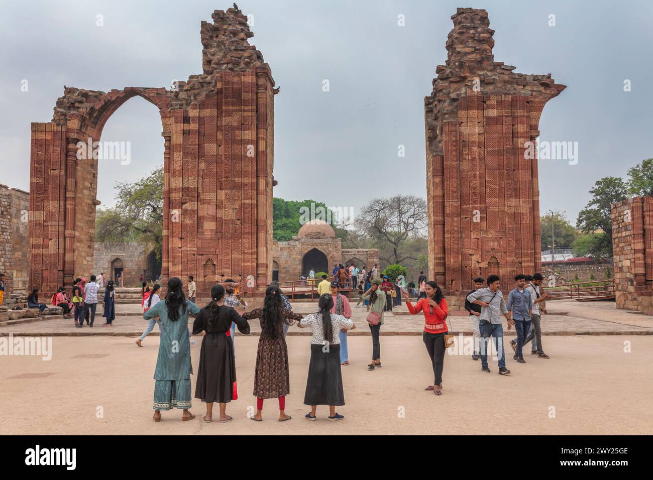 Indian people qutub minar delhi hi-res stock photography and images - Alamy