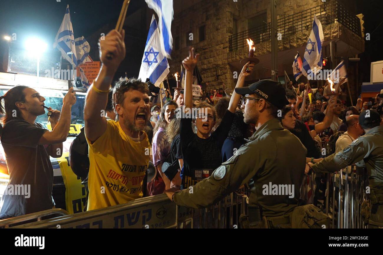 Members of the Israeli security forces clash with anti-government ...