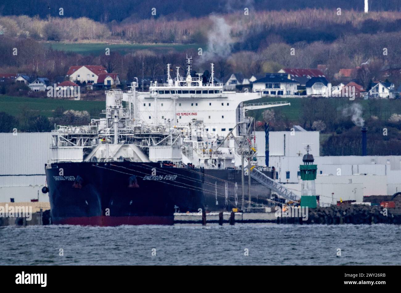 LNG-Terminal Mukran Das Regasifizierungsschiff FSRU ENERGOS POWER liegt ...